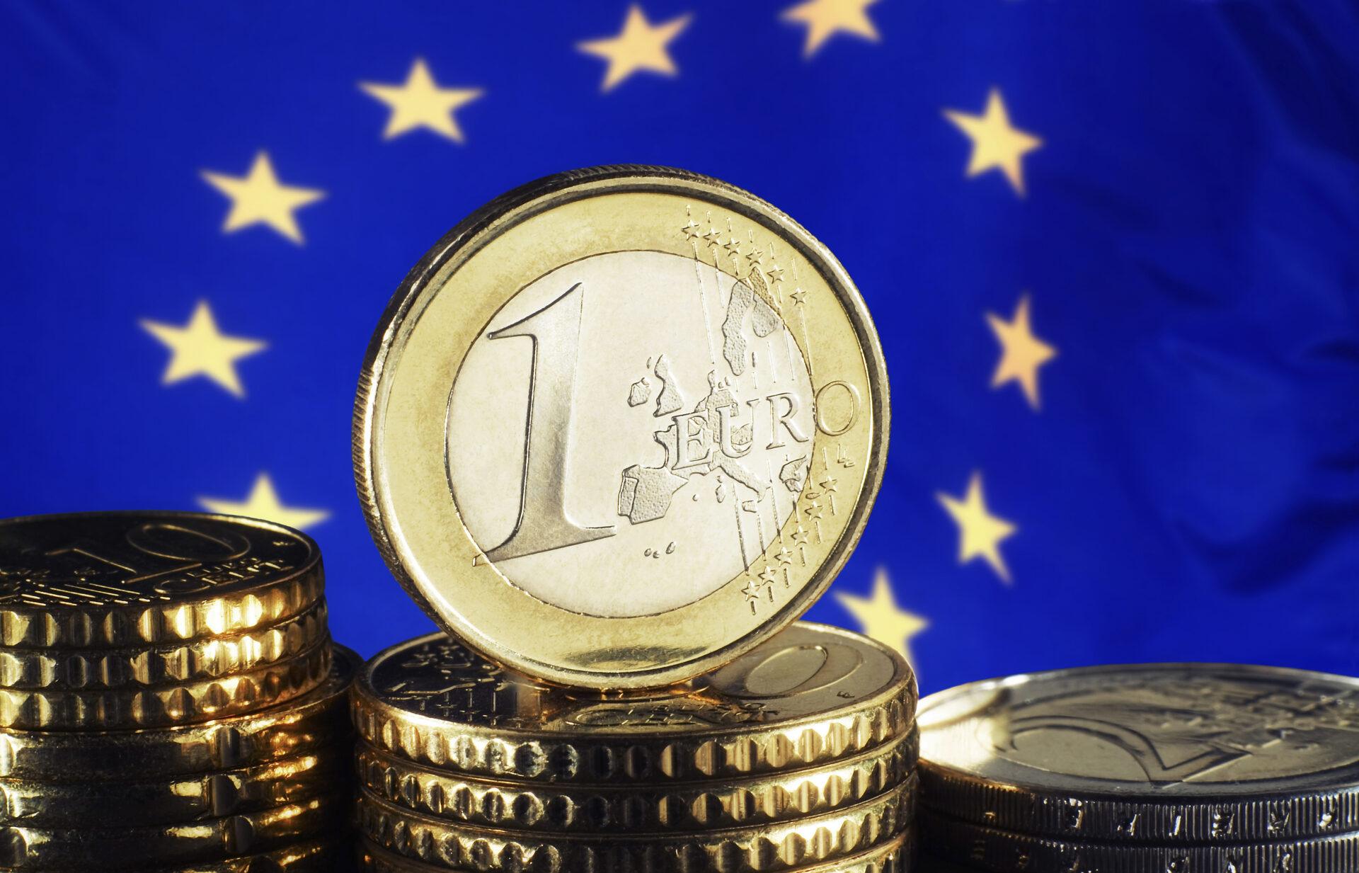 Niemcy dalej wymieniają marki na euro. Chociaż z roku na rok coraz ...